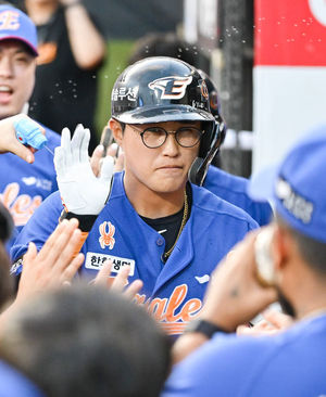 "워낙 성실하니까…" 김경문 감독 믿음이 두 남자 살렸다, 한화 다이너마이트 부활 '6G 9.3득점→6연승 폭주' - OSEN