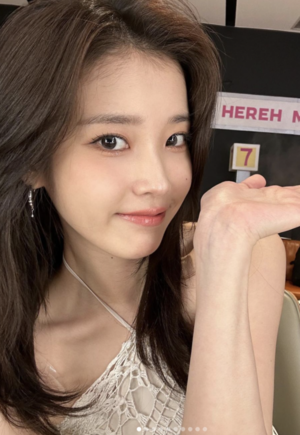 "스태프 100명에게 비지니스석 FLEX" 아이유, 또 미담 터졌다! - OSEN