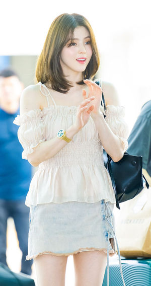 [사진]한소희,'여신의 손인사' - OSEN