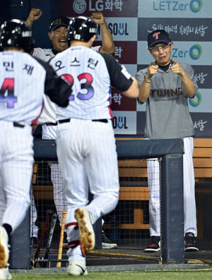 1회 10점 뽑고도 아슬아슬. '오스틴 1이닝 2홈런' LG, NC에 10-9 진땀승...요키시 10실점 충격 복귀전 [잠실 리뷰] - OSEN