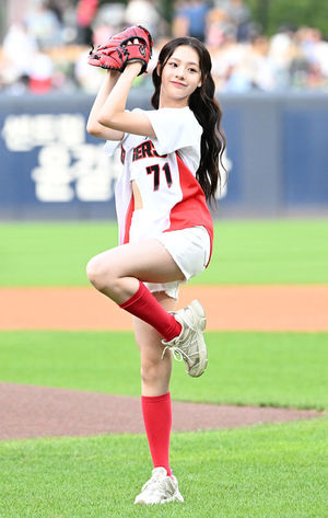 [사진]유니스 임서원,'우아한 학다리 시구' - OSEN