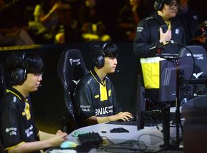 [LCK] ‘박치기 공룡’ 탈 쓴 여우군단의 역스윕…피어엑스, 광동에 2-1 역전승(종합) - OSEN