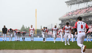 [사진]폭우 속 관중 향해 인사하는 KIA - OSEN