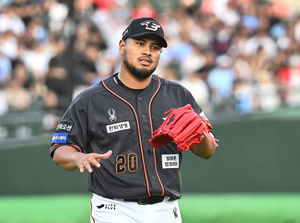 ML 22승 투수가 왜 이러나, 한화 상승세에 찬물 쫙…5연속 안타 맞더니, 홈런 두 방까지 '7실점' 붕괴 - OSEN