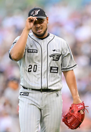 한화 5강 승부수였는데…5이닝도 버거울 줄 몰랐다, ML 22승 투수 맞나 '충격의 ERA 5.31' - OSEN