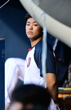 [사진]시라카와,'더그아웃에서' - OSEN