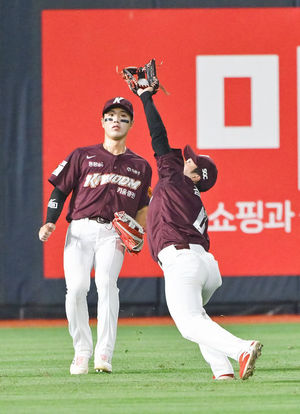 [사진]장성우 뜬공 잡아내는 김병휘 - OSEN