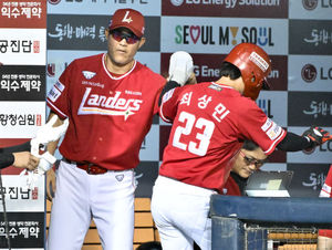 [사진]오태곤 희생타로 역전하는 SSG - OSEN