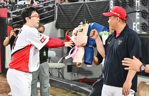 [사진] 이범호 감독, 양현종 KBO 통산 최다탈삼진 신기록(2049개) 달성 축하해 - OSEN