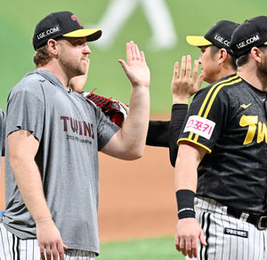 [사진]엔스,'시즌 10승 축하 받으며' - OSEN