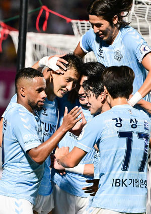 [사진]지동원 추가골 기뻐하는 수원FC - OSEN