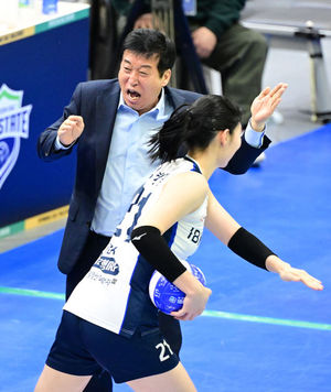 버럭이·레이저·밀당남… IBK기업은행 선수단이 말하는 김호철 감독 - OSEN