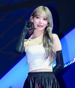 [사진]르세라핌 사쿠라, '사랑스런 볼하트' - OSEN