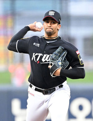 "쿠에바스, 역시 큰 경기 강한 투수" 한화 기세 잠재운 KT, 5위 싸움 승자 되나…SSG도 졌다 - OSEN