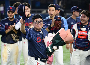 [사진]김태형 감독, '롯데에서 개인 통산 700승 기쁨' - OSEN