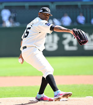 [사진]역투하는 SSG 선발 엘리아스 - OSEN