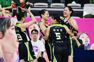 ‘일본선수들 잘 뽑았네!’ 우리은행, BNK 꺾고 박신자컵 2연승 - OSEN