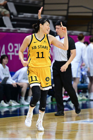 ‘국대슈터는 다르네!’ 강이슬, 3점슛 8개 폭발하며 33점…KB스타즈 박신자컵 첫 승 - OSEN