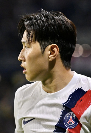 '얼마나 더 잘해야?' 이강인, 2골 활약→줄어드는 출전 시간... PSG 감독, LEE 뛴 후반 "리듬감 부족" 지적 - OSEN