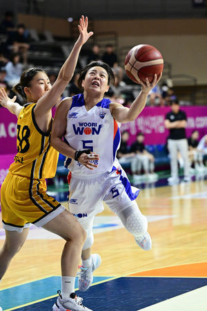 ‘친정팀 KB에 비수 꽂은 심성영 15점’ 우리은행, 박신자컵 3연승 - OSEN