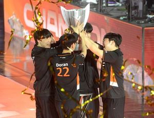 [LCK] 8년만에 되찾은 ‘왕좌’…한화생명, ‘젠지 5연패’ 막고 리브랜딩 이후 기쁨의 첫 우승(종합) - OSEN