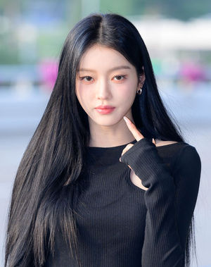 [사진]오마이걸 유아,'블랙 여신의 시크 볼콕' - OSEN