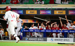 [사진]최정 투런포에 열광하는 SSG - OSEN