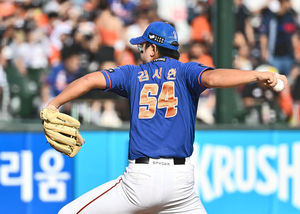 ‘155km’ 직구보다 ‘마구’ 슬라이더…19년차 포수도 감탄, 왜 “무조건 헛스윙이다” 극찬했을까 - OSEN