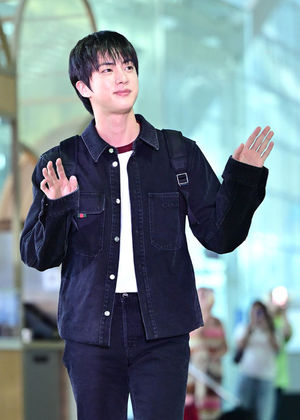 [사진]BTS 진, '아미들 녹이는 달콤한 미소' - OSEN