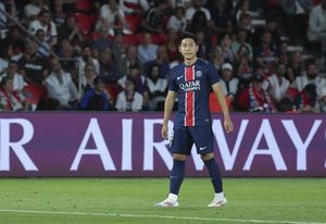 '답답한 전반전' 반전 필요했던 PSG, 이강인 교체출전→패스 성공률 100%+기회창출 3회...다시 존재감 뽐냈다 - OSEN