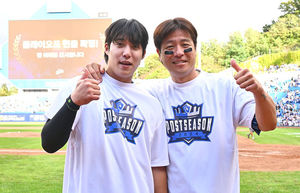 [사진] 첫 15승 달성한 원태인과 포즈취하는 강민호 - OSEN