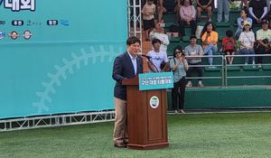 “1000만 관중보다 기분 좋아” 허구연 총재, KBO ‘키즈클럽 구단 대항 티볼 대회’ 어린이들 보며 함박미소 - OSEN