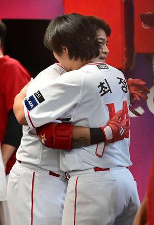 [사진]추신수-최정,'뜨거운 포옹' - OSEN