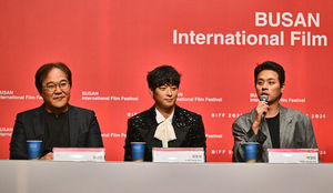 [사진] BIFF 개막작 '전,란' 기자회견하는 강동원과 박정민 - OSEN