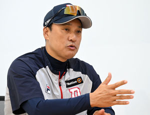 [사진]인터뷰 하는 두산 이승엽 감독 - OSEN
