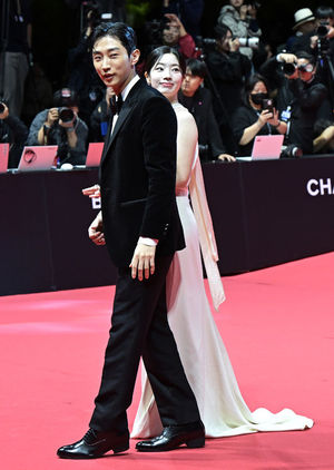 [사진]진영-다현, '뒤를 바라봐' - OSEN