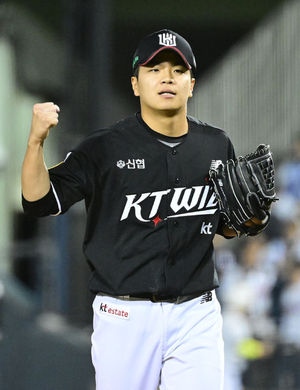 [사진]KT 손동현, '8회 삭제에 주먹을 불끈' - OSEN