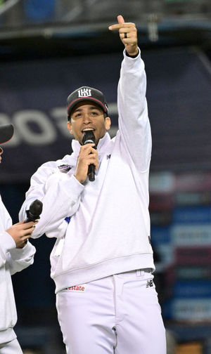 [사진]WC 1차전 데일리 MVP 거머쥔 KT 쿠에바스의 하트 세리머니 - OSEN