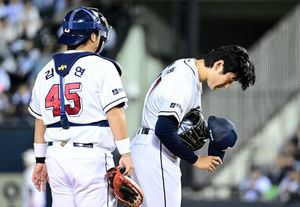 ‘156km’ 던지면 뭐하나, 볼넷-안타-안타-안타-안타…다승왕이 1이닝 4실점, 충격 강판될 줄이야 [WC1] - OSEN