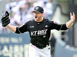 “재계약 해달라고 항의하는건가” 벤자민, 7이닝 무실점 승리…KT, WC 22이닝 연속 무실점 신기록 [WC2] - OSEN