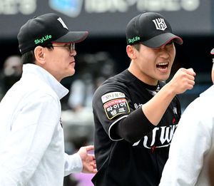 [사진]박영현 격려하는 KT 이강철 감독, '사상 첫 WC 업셋 해냈어요' - OSEN