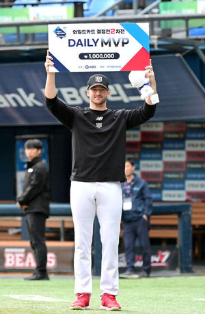 [사진]KT 벤자민, '환상투로 WC 2차전 데일리 MVP 영광' - OSEN