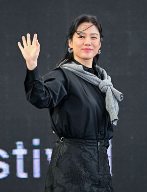 [사진]김현주, 우아한 안녕 - OSEN