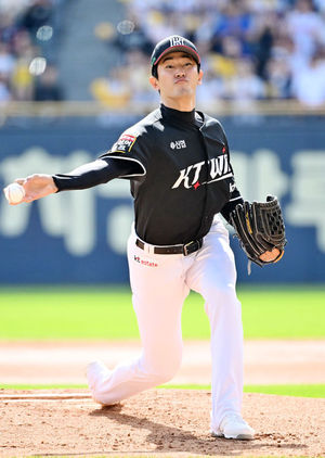 [사진]KT 선발 고영표,'준PO 1차전 선발 역투' - OSEN