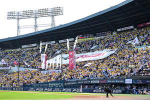 [사진]LG 트윈스,'KT와의 준PO 1차전 승리를 응원해' - OSEN