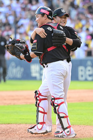 [사진]장성우-박영현,'최고의 수비로 만든 준PO 1차전 승라' - OSEN