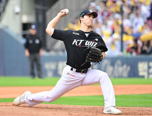 [사진]KT 준PO 2차전 선발투수 엄상백 - OSEN