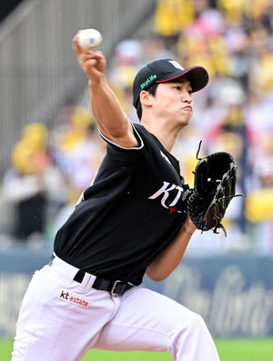 [사진]KT 준PO 2차전 선발 엄상백, '내 공을 받아라' - OSEN