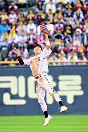 [사진]신민재, '준PO 2차전 수비도 특급' - OSEN