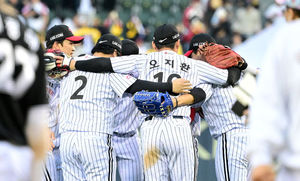 [사진]LG, 'KT 7-2로 잡아내고 준PO 1승 1패 동률' - OSEN